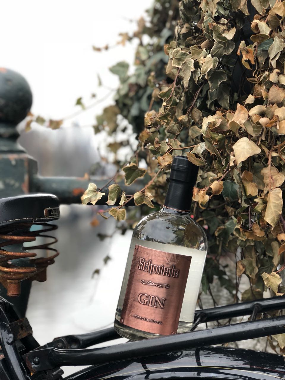 Schmiede Gin: "Handwerklich destillierter Gin, der die Kunst der ...